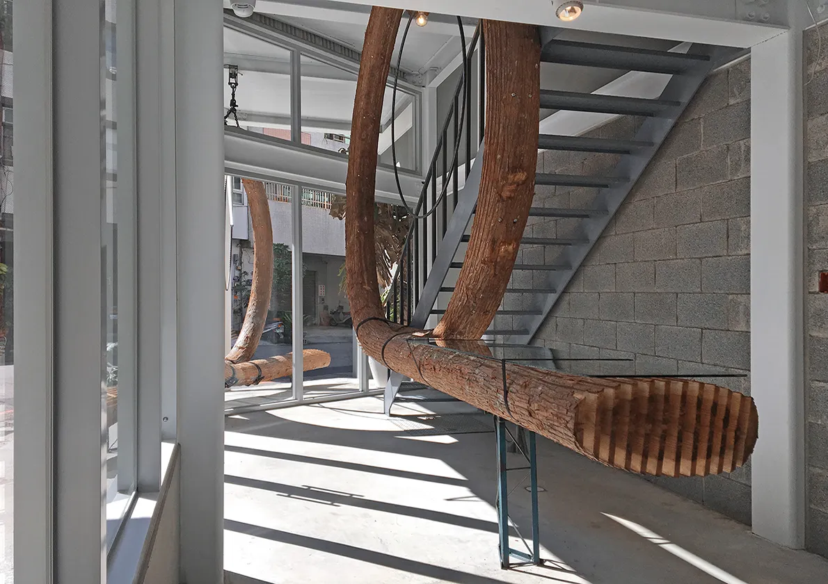 Please Sit Down On The Forest Tree / [α] Alpha Stool & [σ] Sigma Table 在城市街角彎了兩棵森林樹，請坐